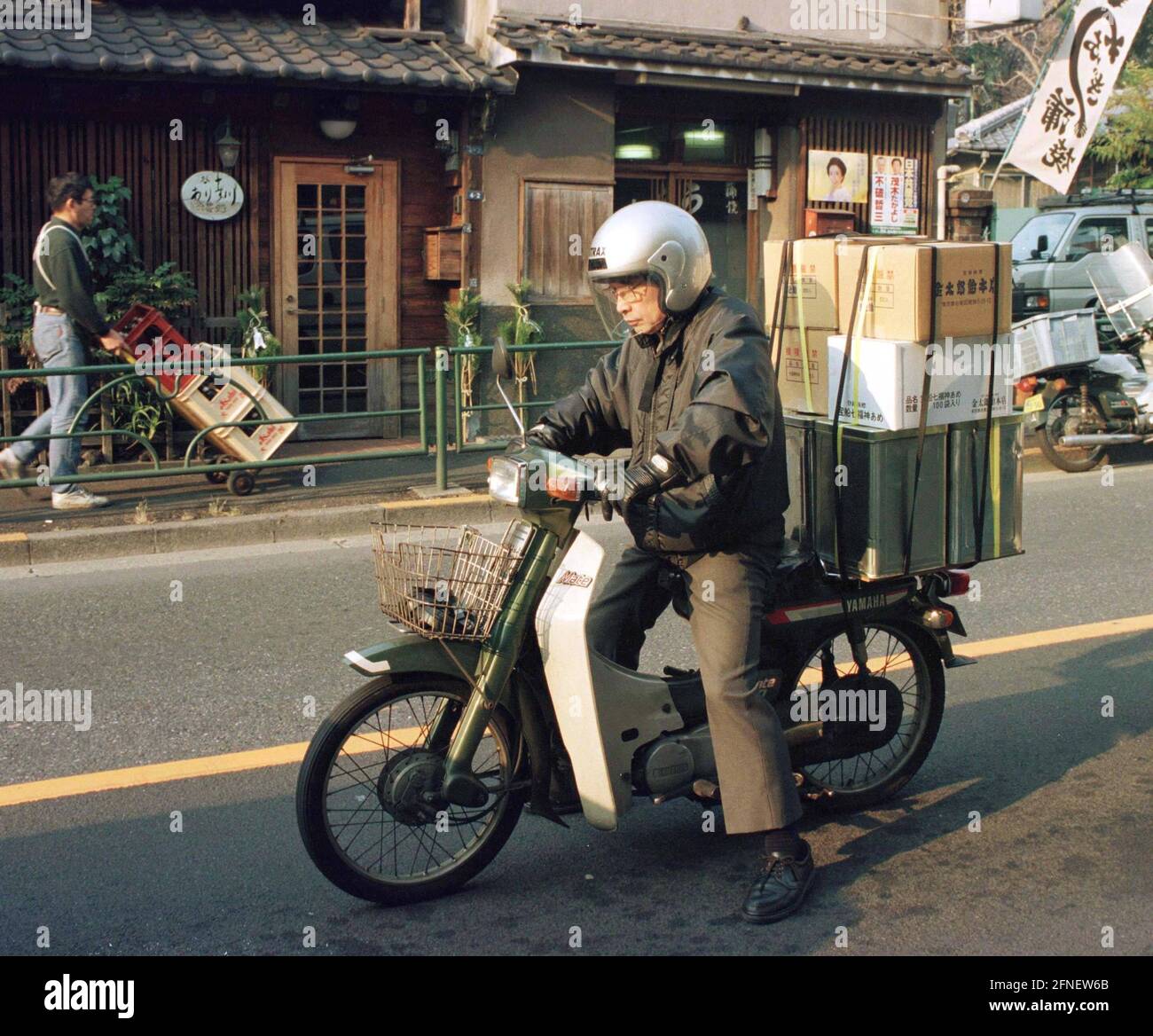 Moped riders in Tokyo. [automated translation] Stock Photo - Alamy