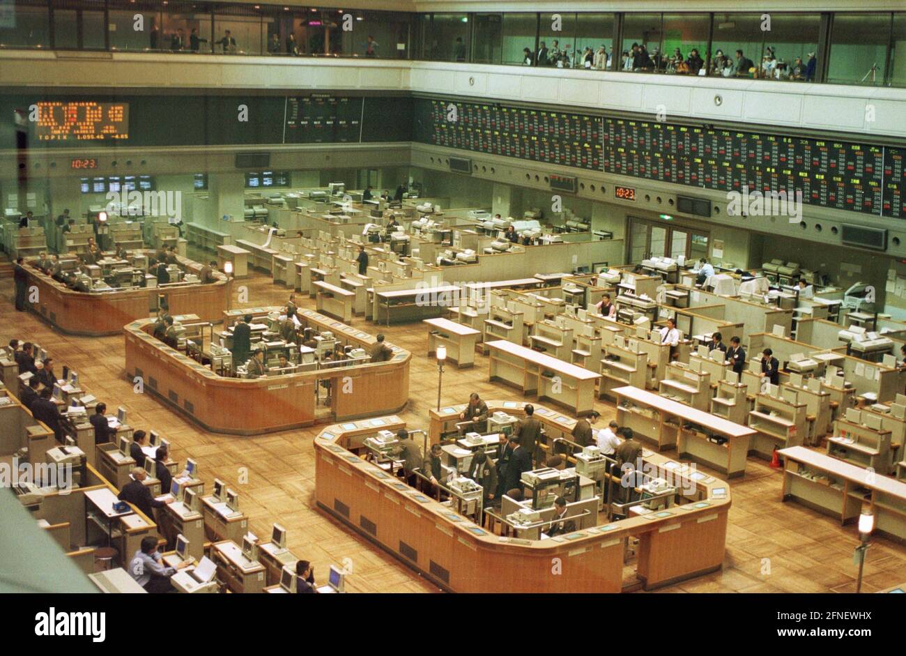 Interior view of the Tokyo Stock Exchange. [automated translation ...