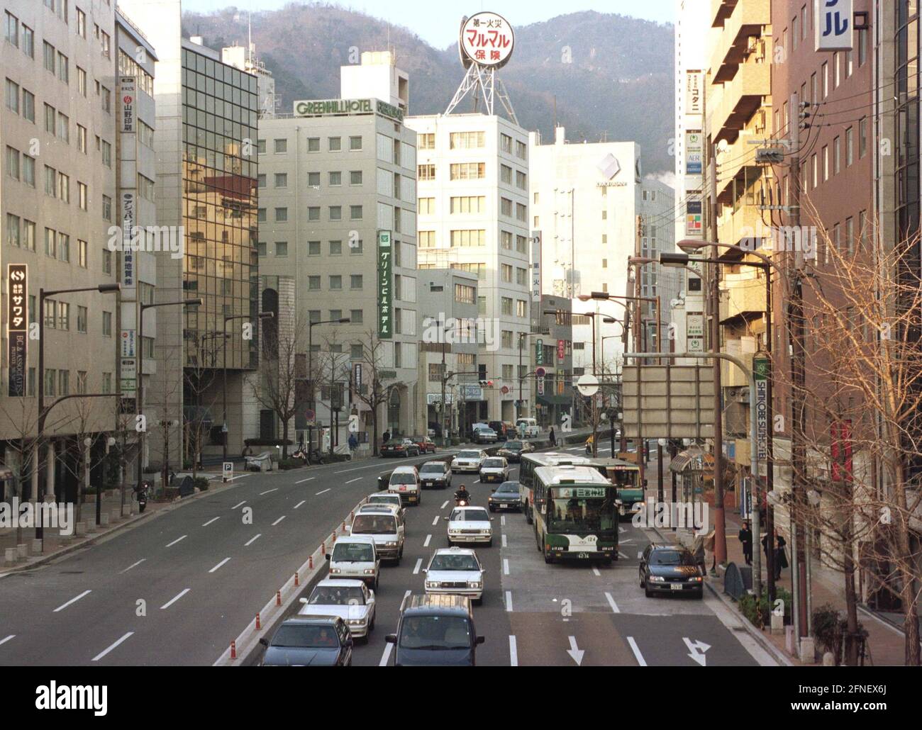 Multi-lane road in Kobe. [automated translation] Stock Photo - Alamy