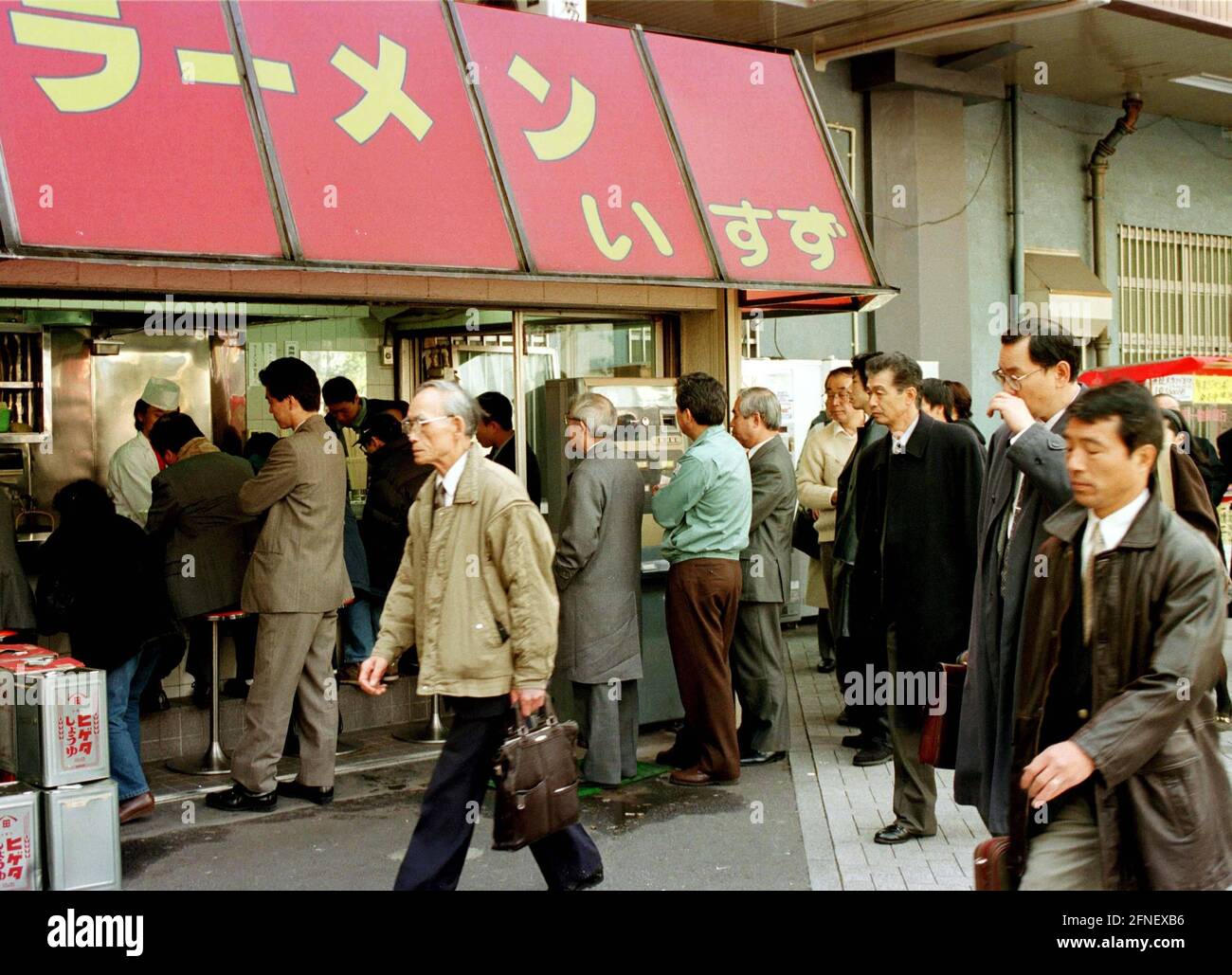 Queue in front of a food stall in Tokyo. [automated translation] Stock ...