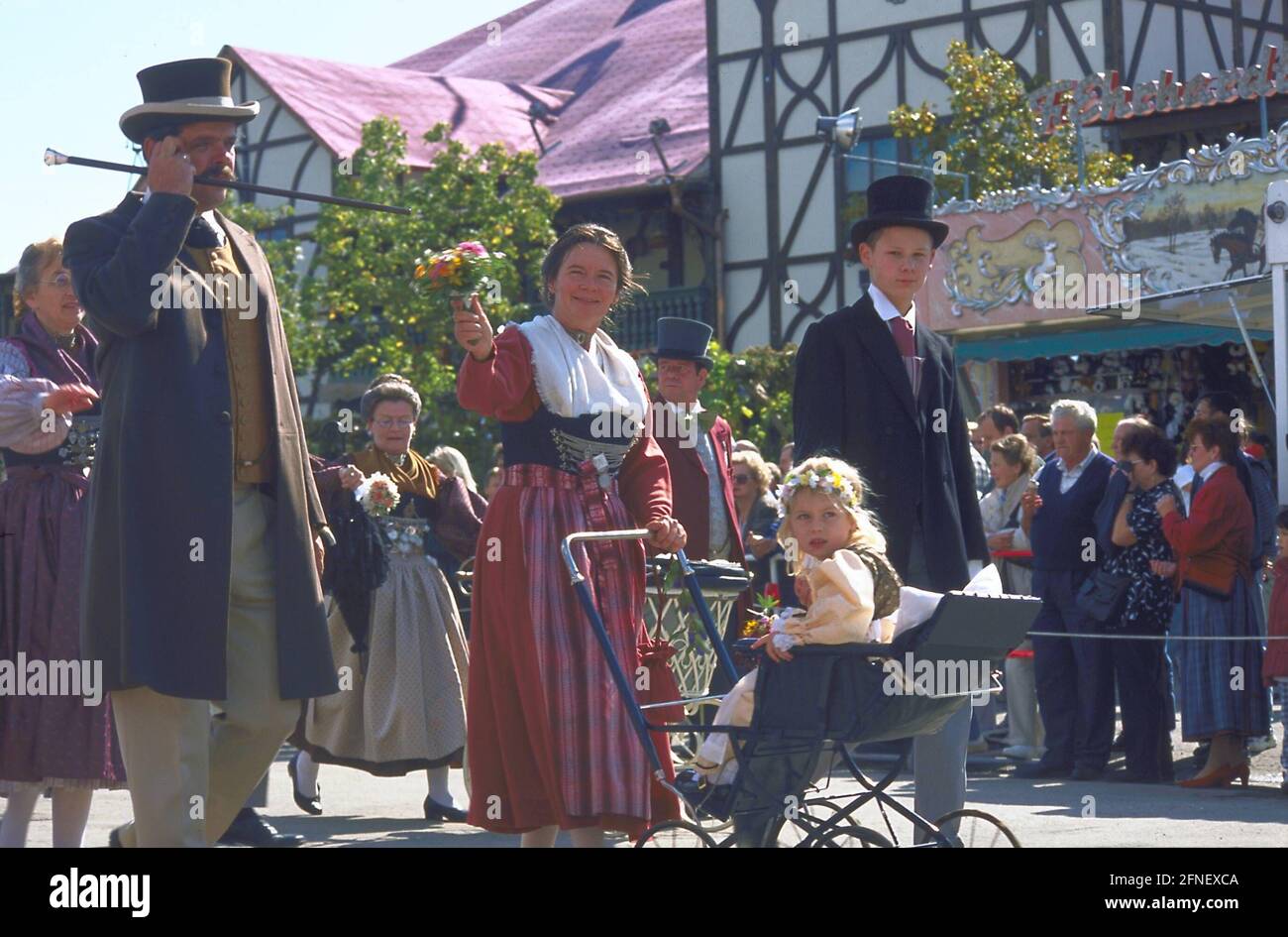Traditional costume parade for the opening of the Oktoberfest on the ...