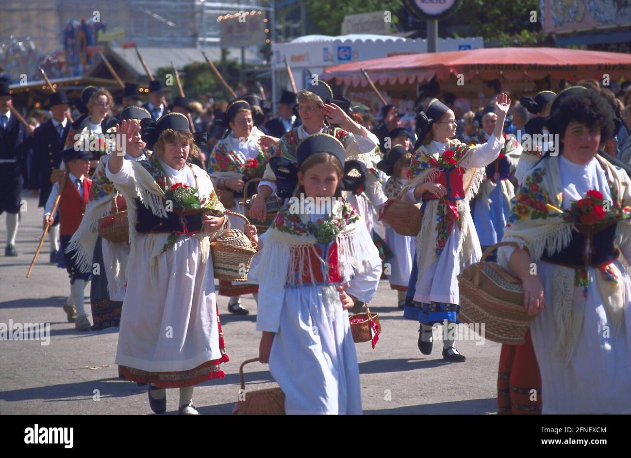 Traditional costume parade for the opening of the Oktoberfest in Munich ...