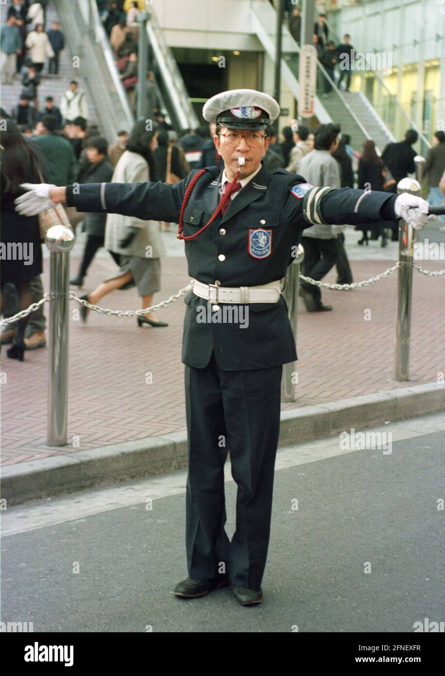 Policeman japan hi-res stock photography and images - Alamy