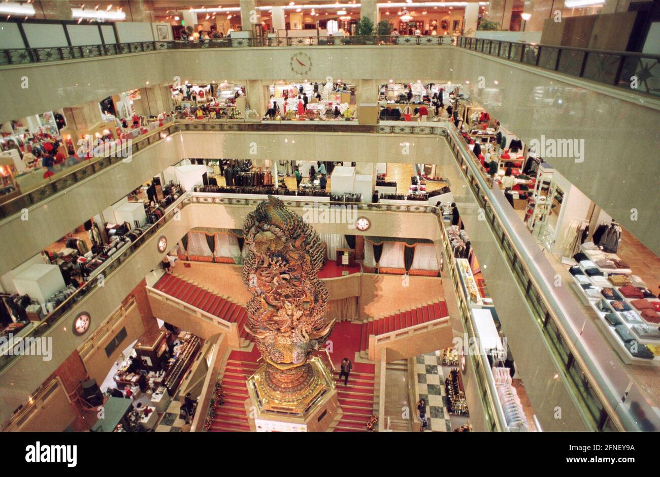 The posh Tokyo department store Mitsukoshi. [automated translation ...
