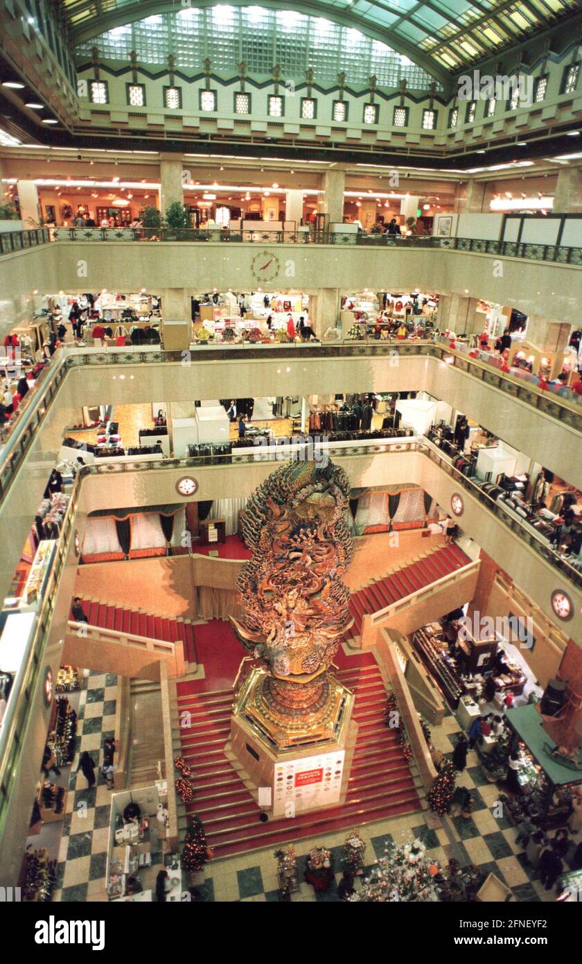 The posh Tokyo department store Mitsukoshi. [automated translation ...
