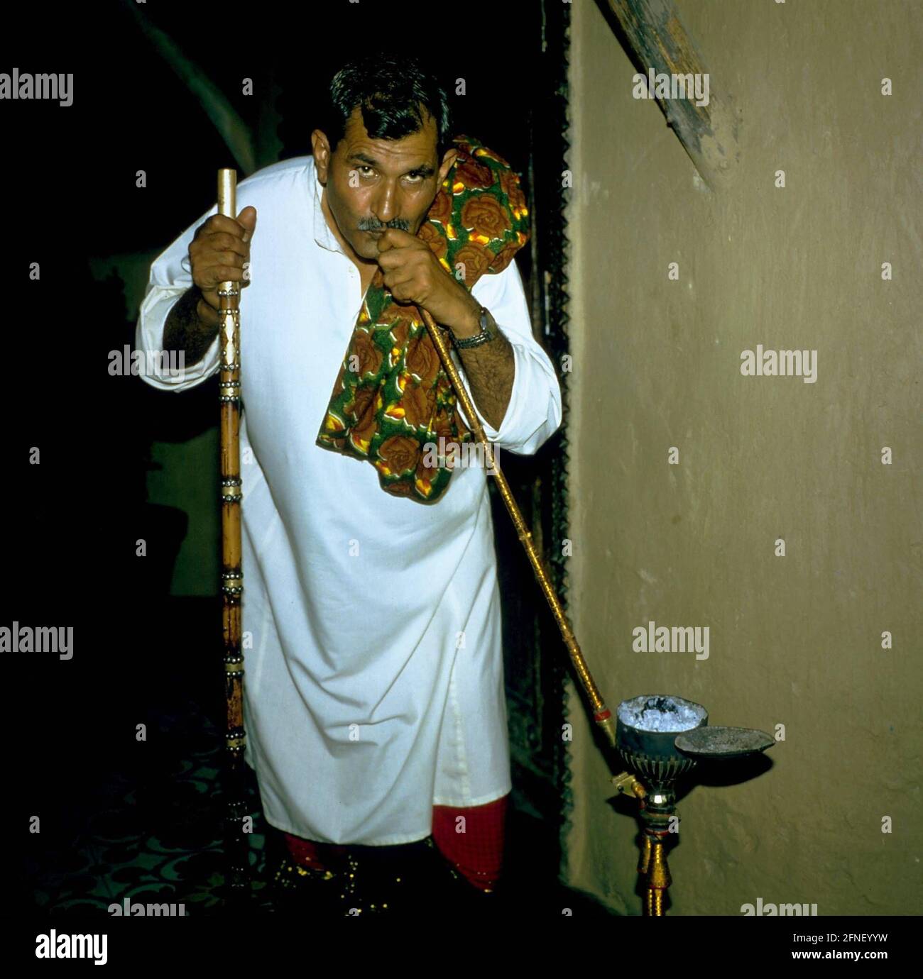 Pakistani smoking a hookah. [automated translation] Stock Photo - Alamy