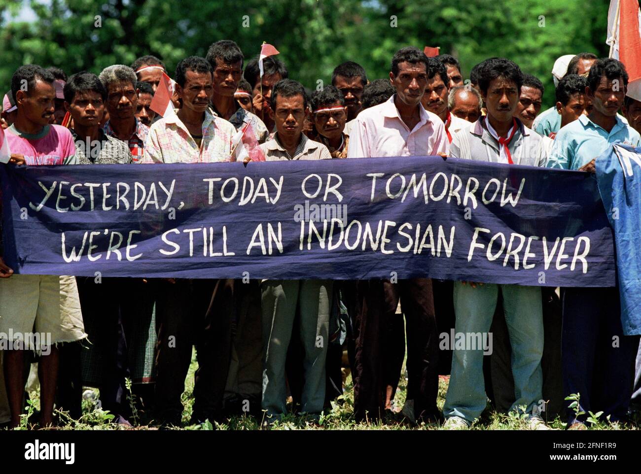 Members of pro-Indonesian militia and paramilitary units holding a ...
