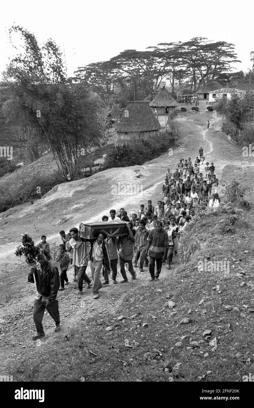 A funeral procession accompanies the deceased to his final resting ...