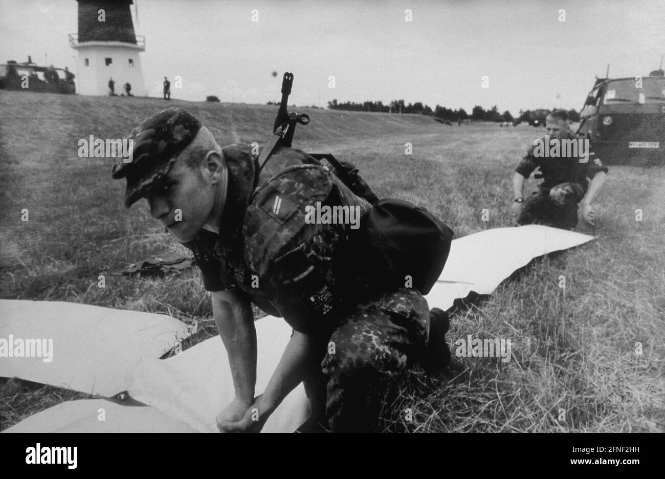 German paratroopers lay a landing cross at the Sennelager training area ...
