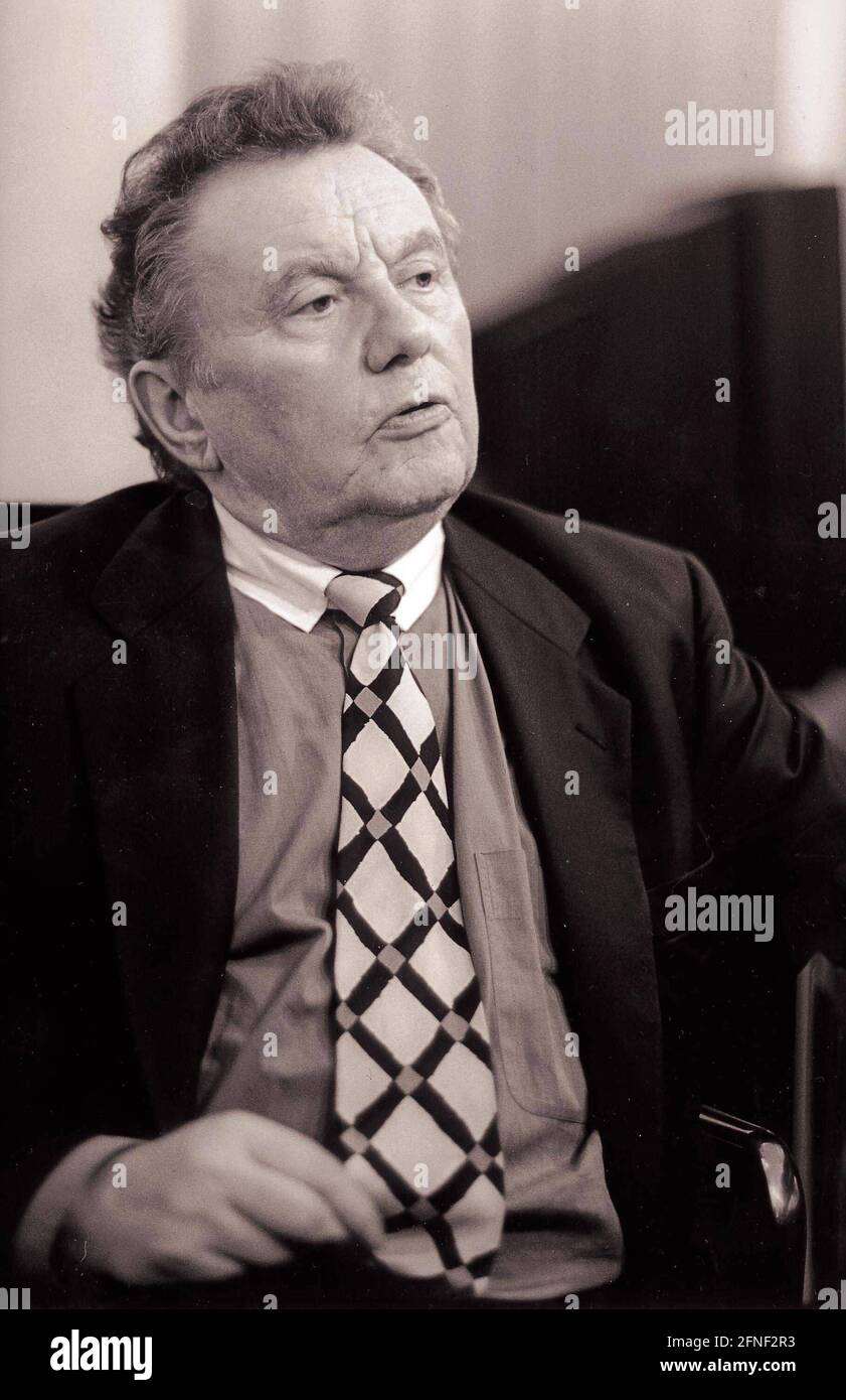 Farthmann, Prof. Dr. Friedhelm (born 1930 in Bad Oeynhausen, discussing ...