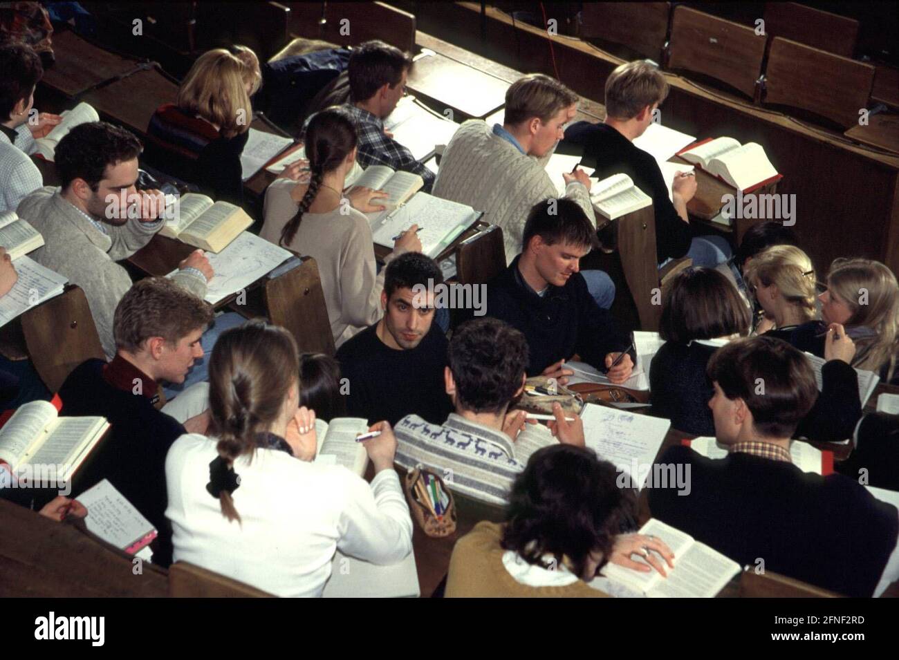 University lecture hall crowded hi-res stock photography and images - Alamy