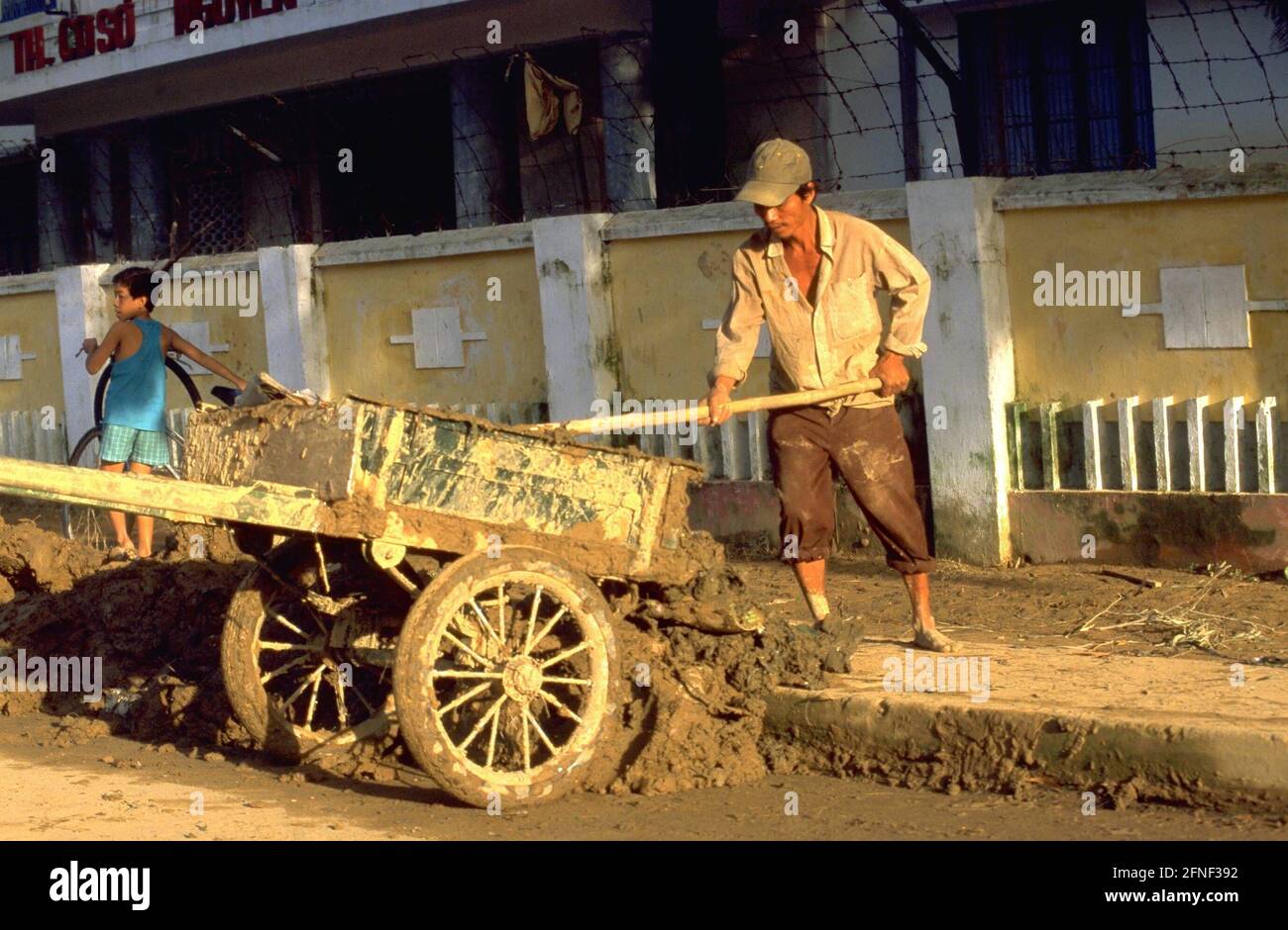 Mud removal after a flood in central Vietnam. [automated translation ...