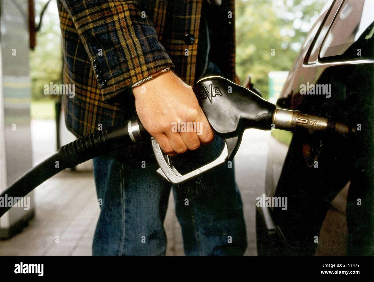 Man filling up with gas at the gas station. [automated translation ...