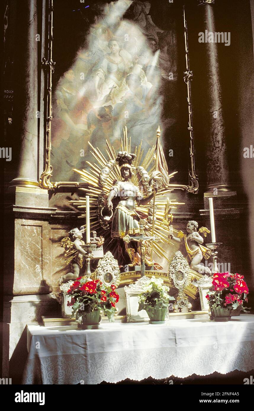 Side altar hi-res stock photography and images - Alamy