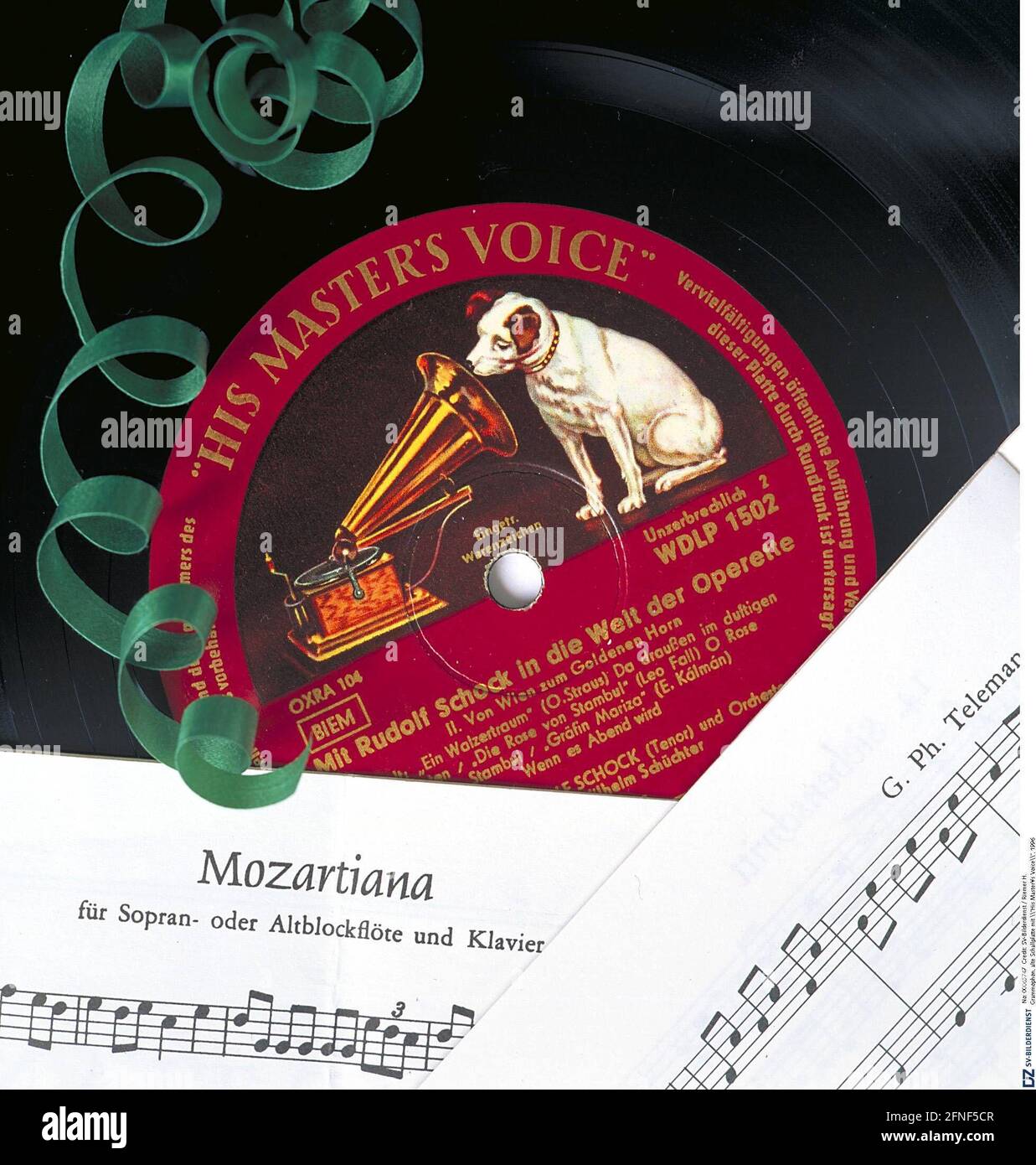 Dog and gramophone hi-res stock photography and images - Alamy