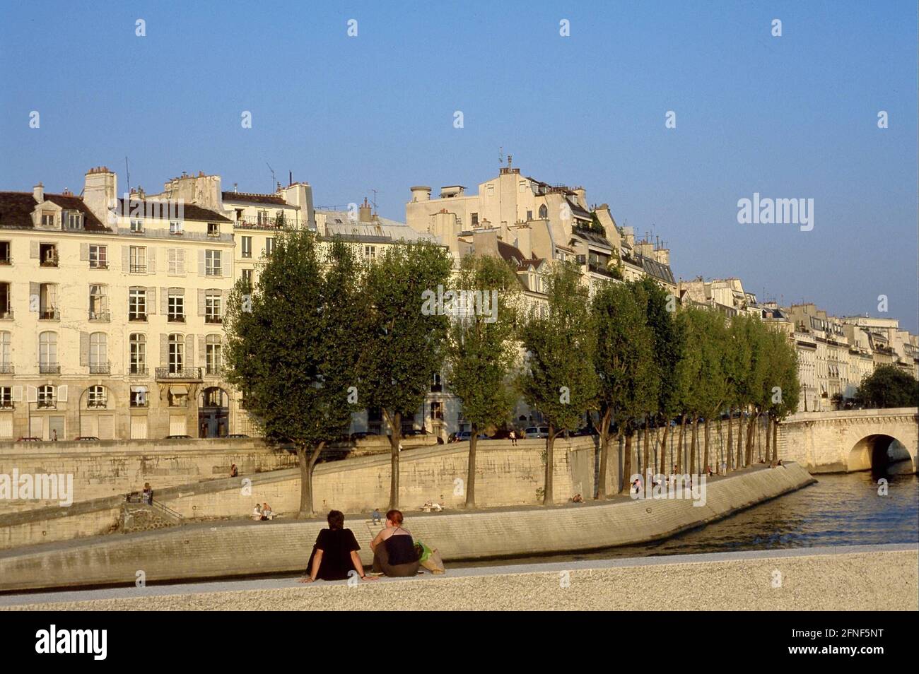 A riverside promenade on the Seine in Paris. [automated translation ...