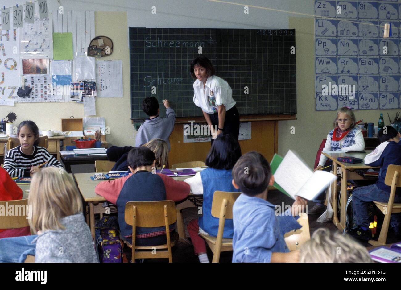 2nd grade classroom hi-res stock photography and images - Alamy