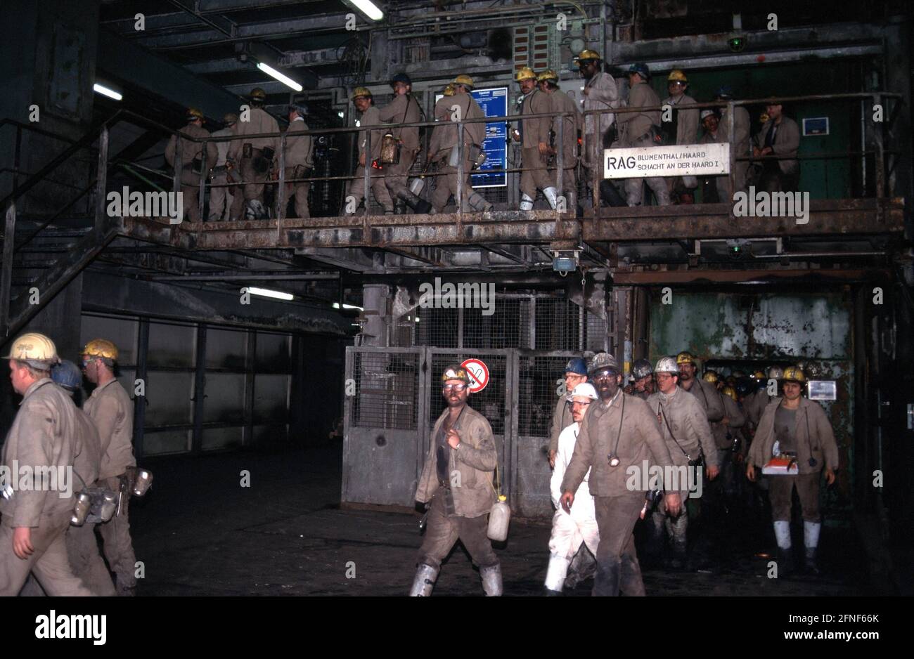 Shift change at Blumenthal Haard shaft mine.nn [automated translation ...