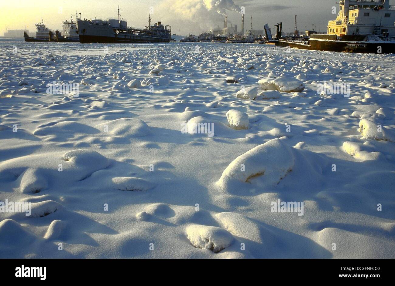 Ships in port on frozen hi-res stock photography and images - Alamy