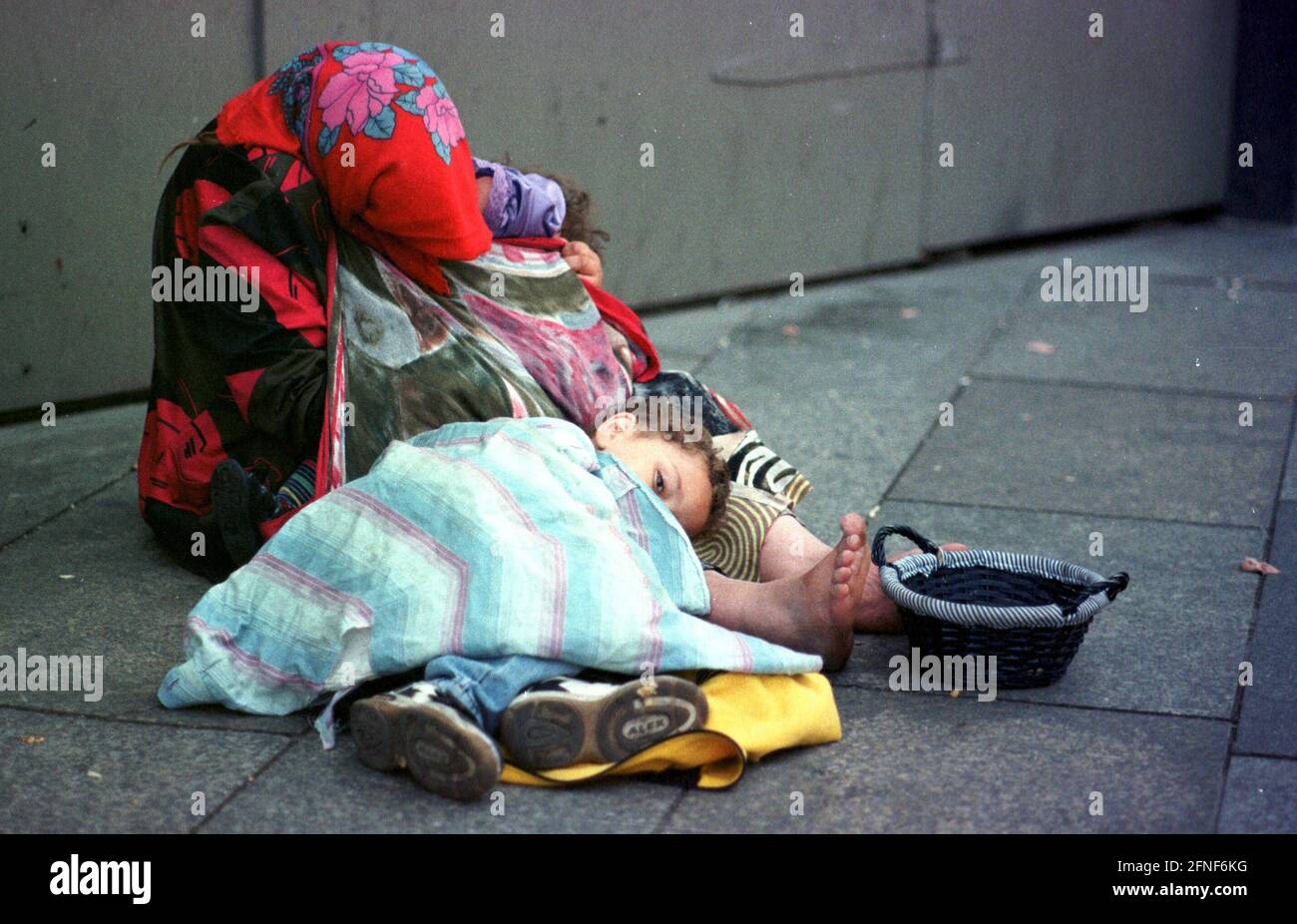 Begging children hi-res stock photography and images - Alamy