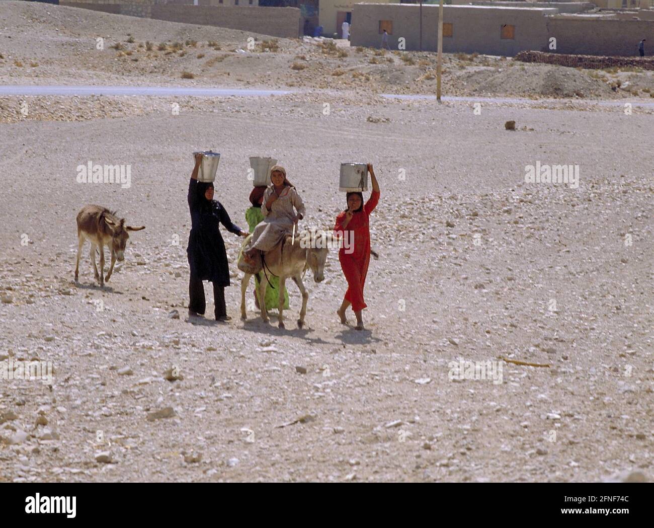 Woman fetch water hi-res stock photography and images - Alamy