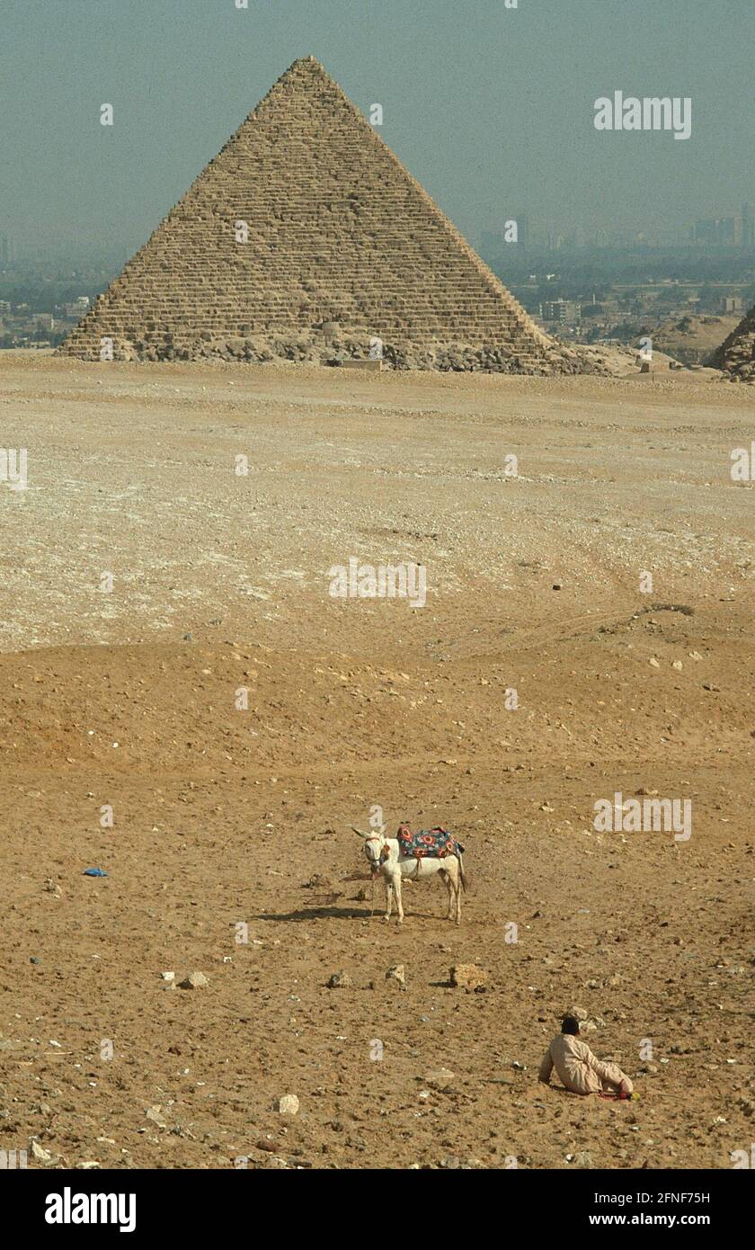 Pyramid west of Giza. [automated translation] Stock Photo - Alamy
