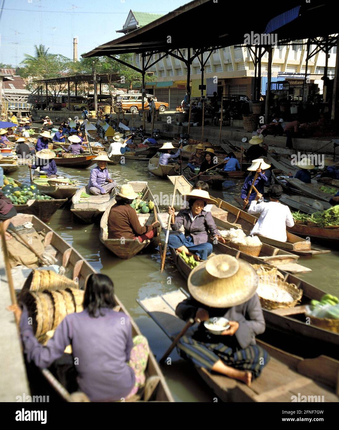 Lively boat-to-boat trading at the floating market in Damnoen Saduak ...