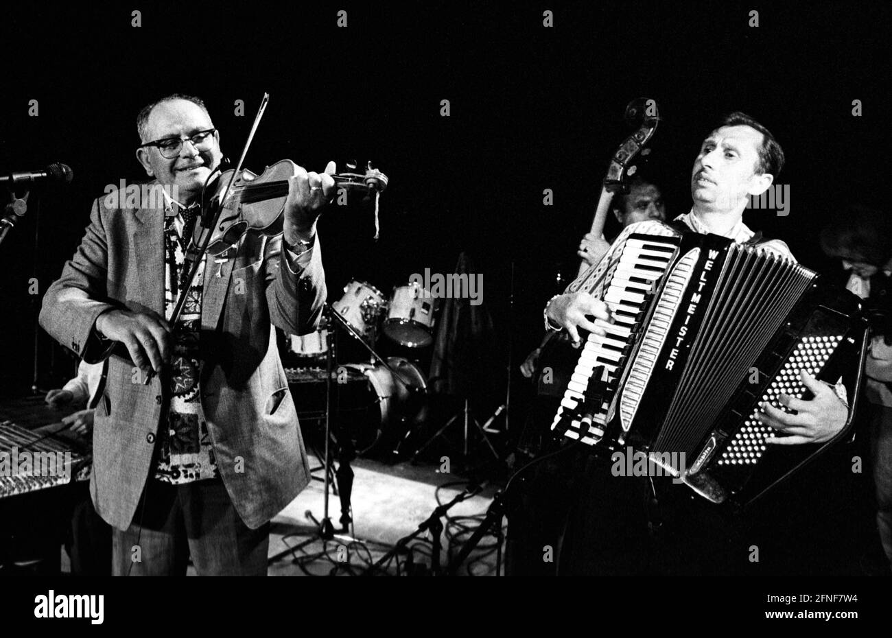 Romanian gypsy music hi-res stock photography and images - Alamy