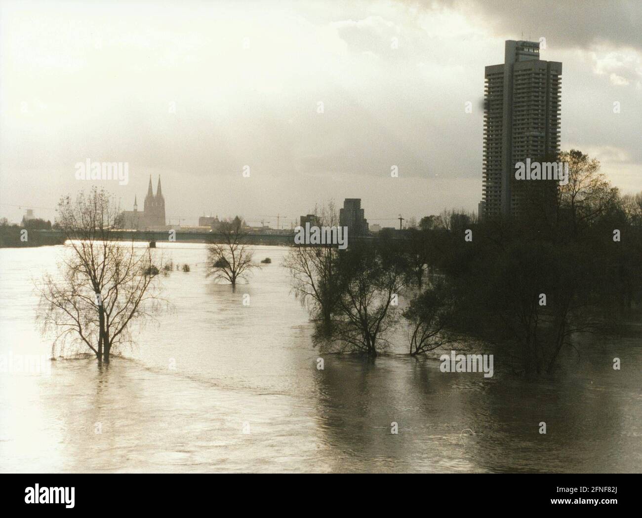 The Rhine in front of Cologne during high water. [automated translation ...