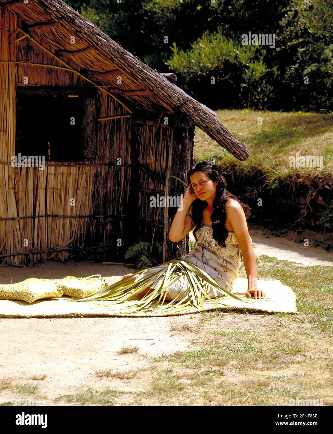 Maori costume woman hi-res stock photography and images - Alamy