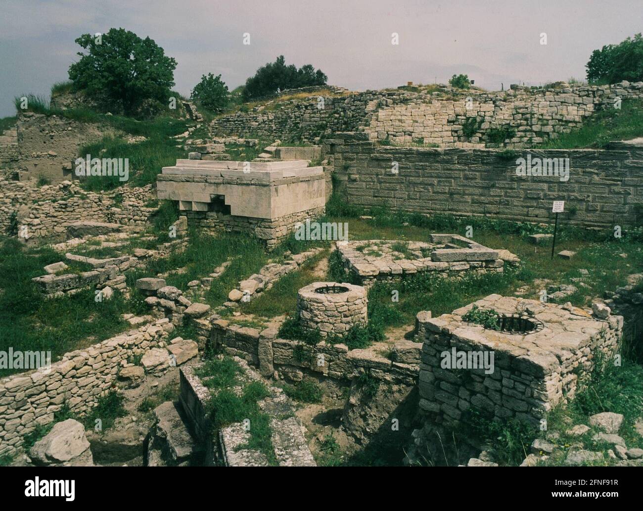 The 'Sacred Square' of Troy (Troy VIII, 100 - 85 BC). The 'Sacred Place ...