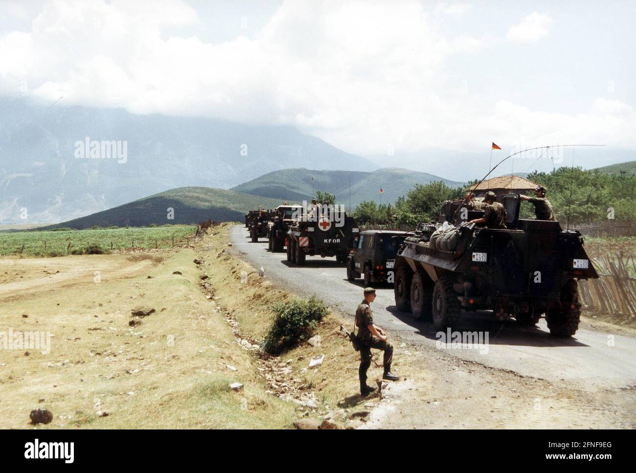 Photo date: 19.06.1999 Column of the German KFOR contingent on the way ...