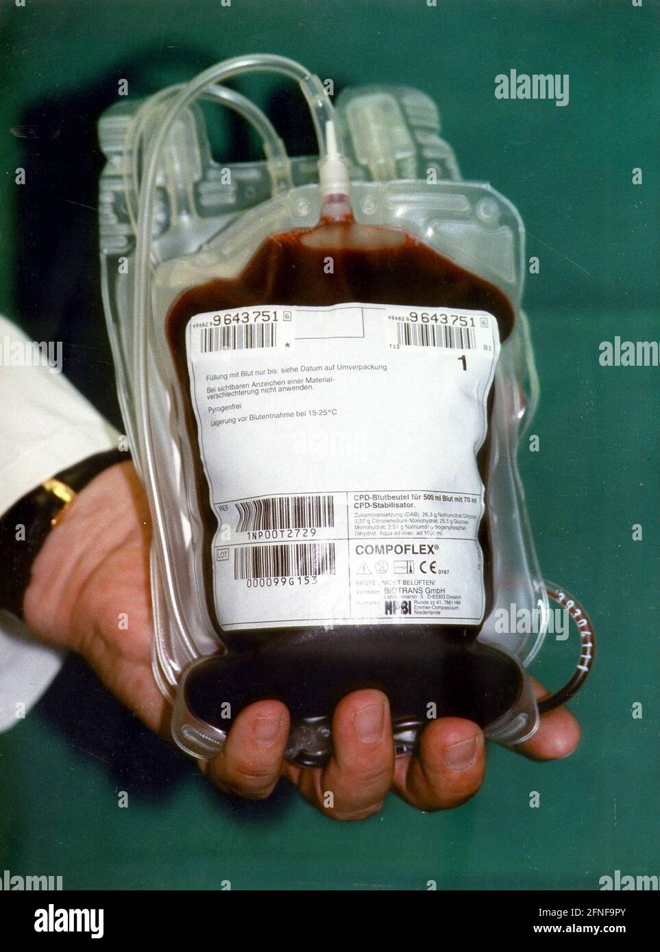CPD blood bag with 500 ml blood and 70 ml CPD stabilizer. [automated ...