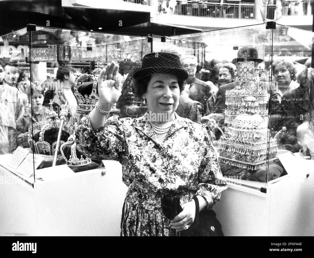 Queen elizabeth charles 1991 hi-res stock photography and images - Alamy
