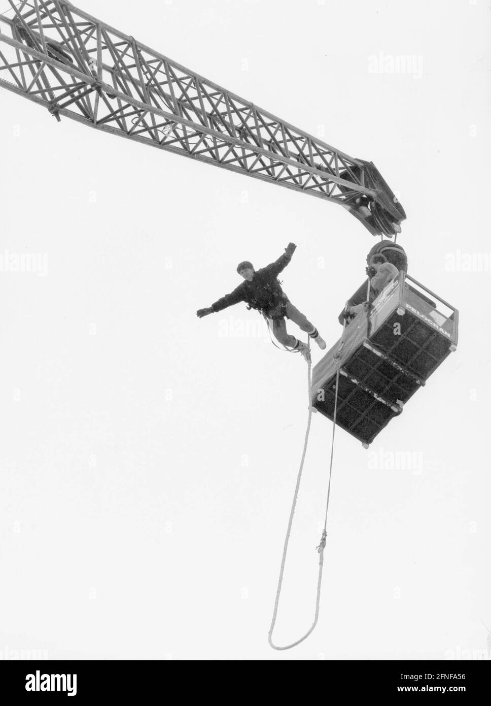 A man bungee jumping [automated translation] Stock Photo - Alamy