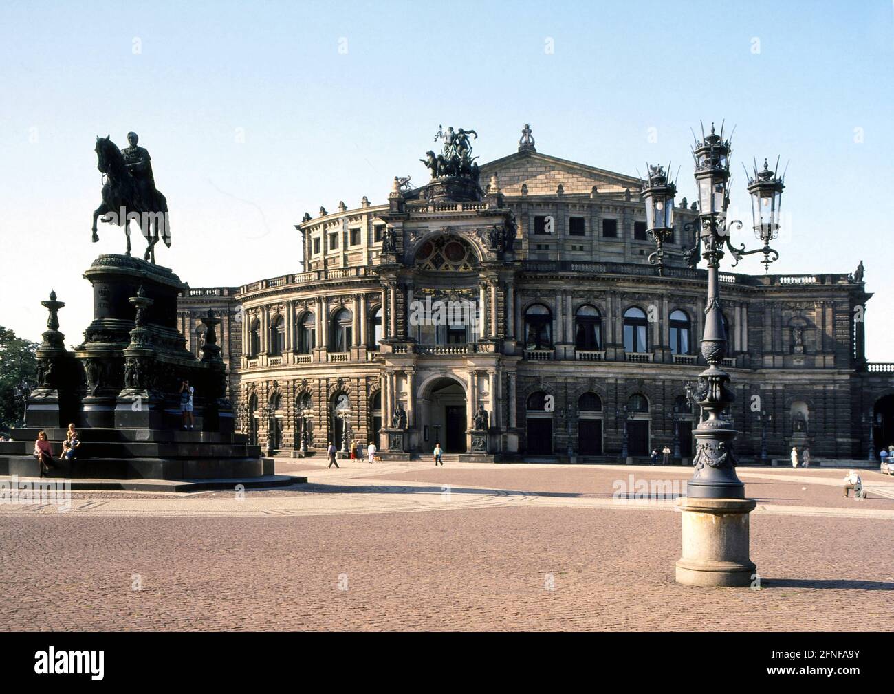Semper Opera at the Theaterplatz in Dresden with a group of tourists ...