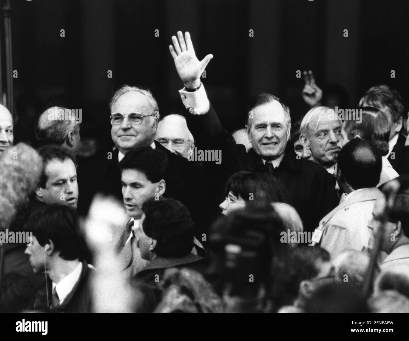US President George Herbert Walker Bush together with Helmut Kohl in ...