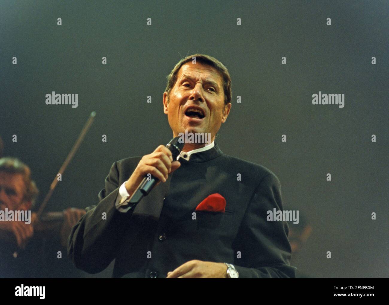 The Austrian musician Udo Jürgens at a concert. [automated translation ...