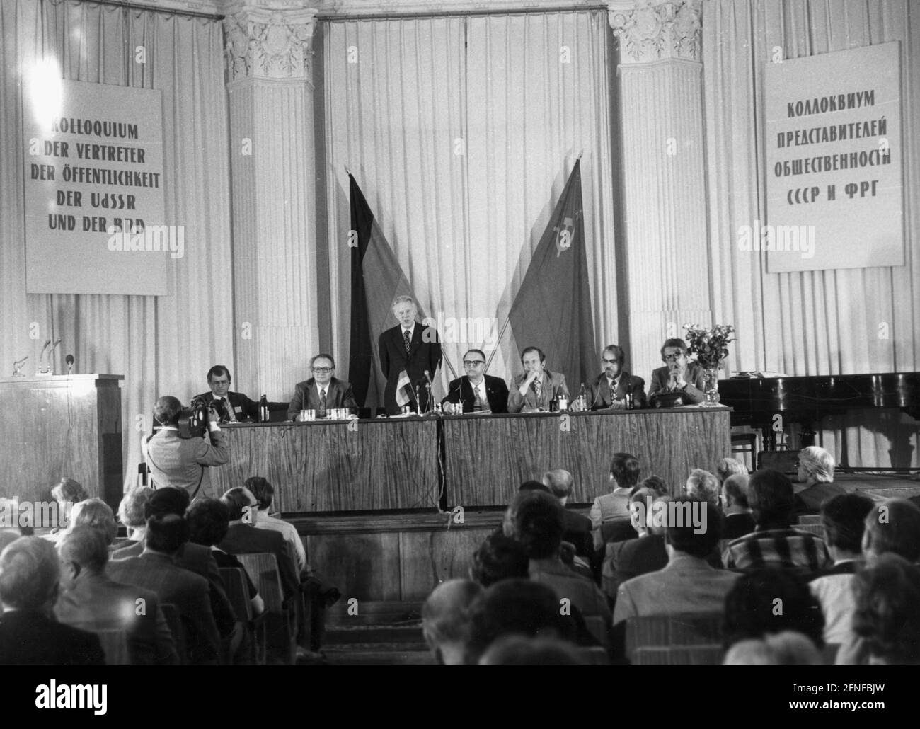 Soviet friendship poster hi-res stock photography and images - Alamy