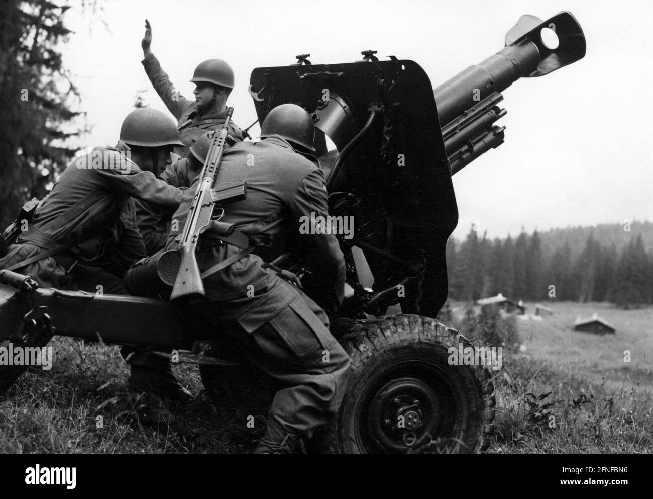 Mountain howitzer hi-res stock photography and images - Alamy