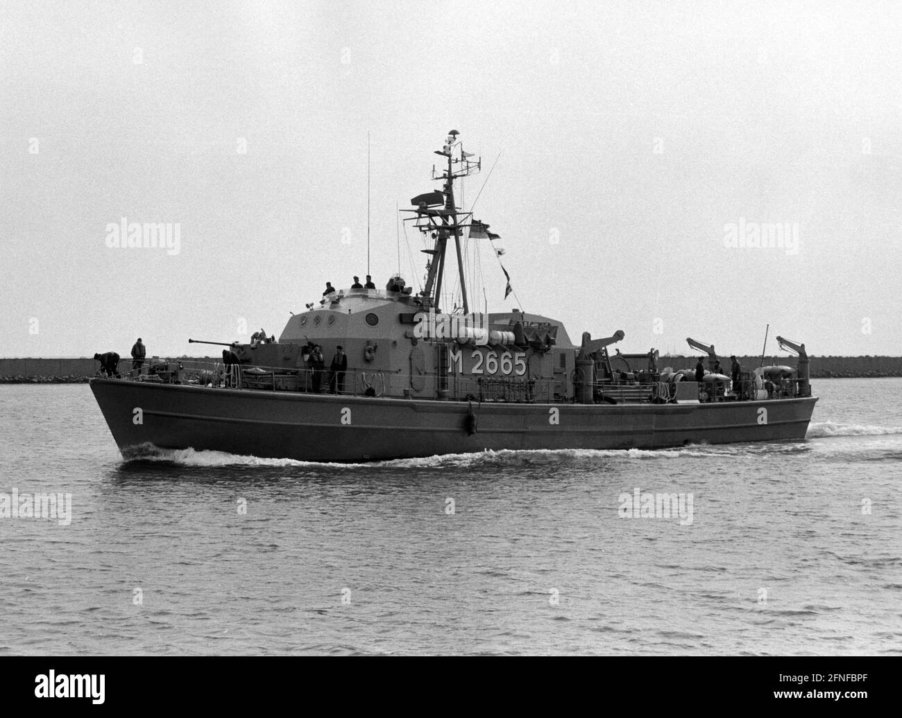 Minesweeping boat hi-res stock photography and images - Alamy