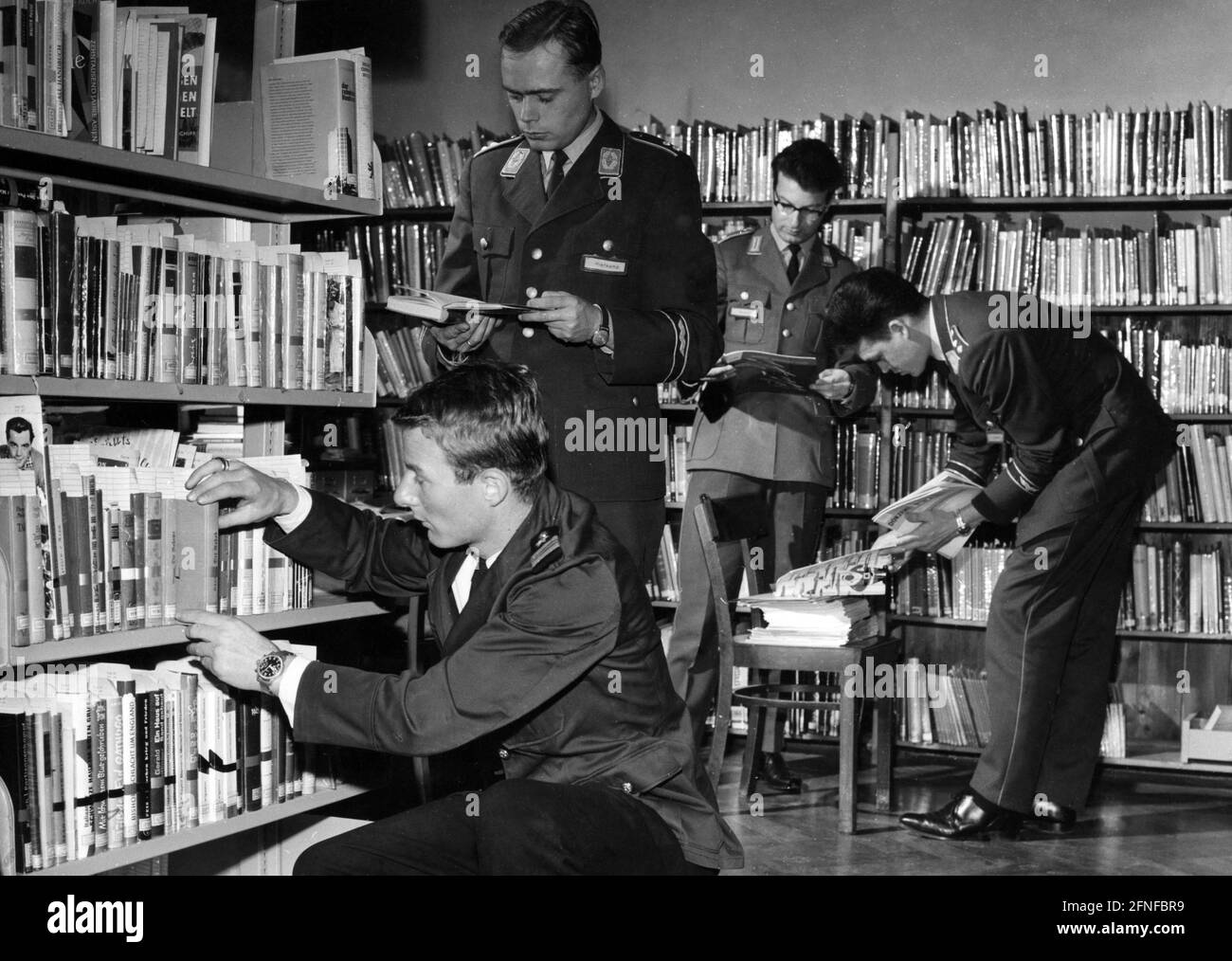 Young military officers hi-res stock photography and images - Alamy