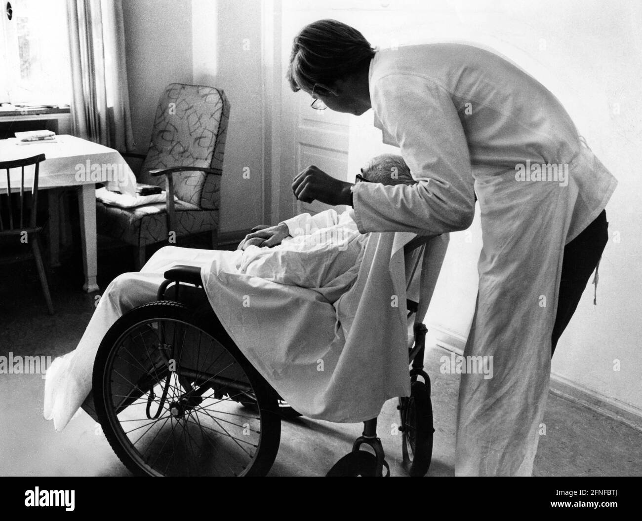 A community service worker in a nursing home. [automated translation ...