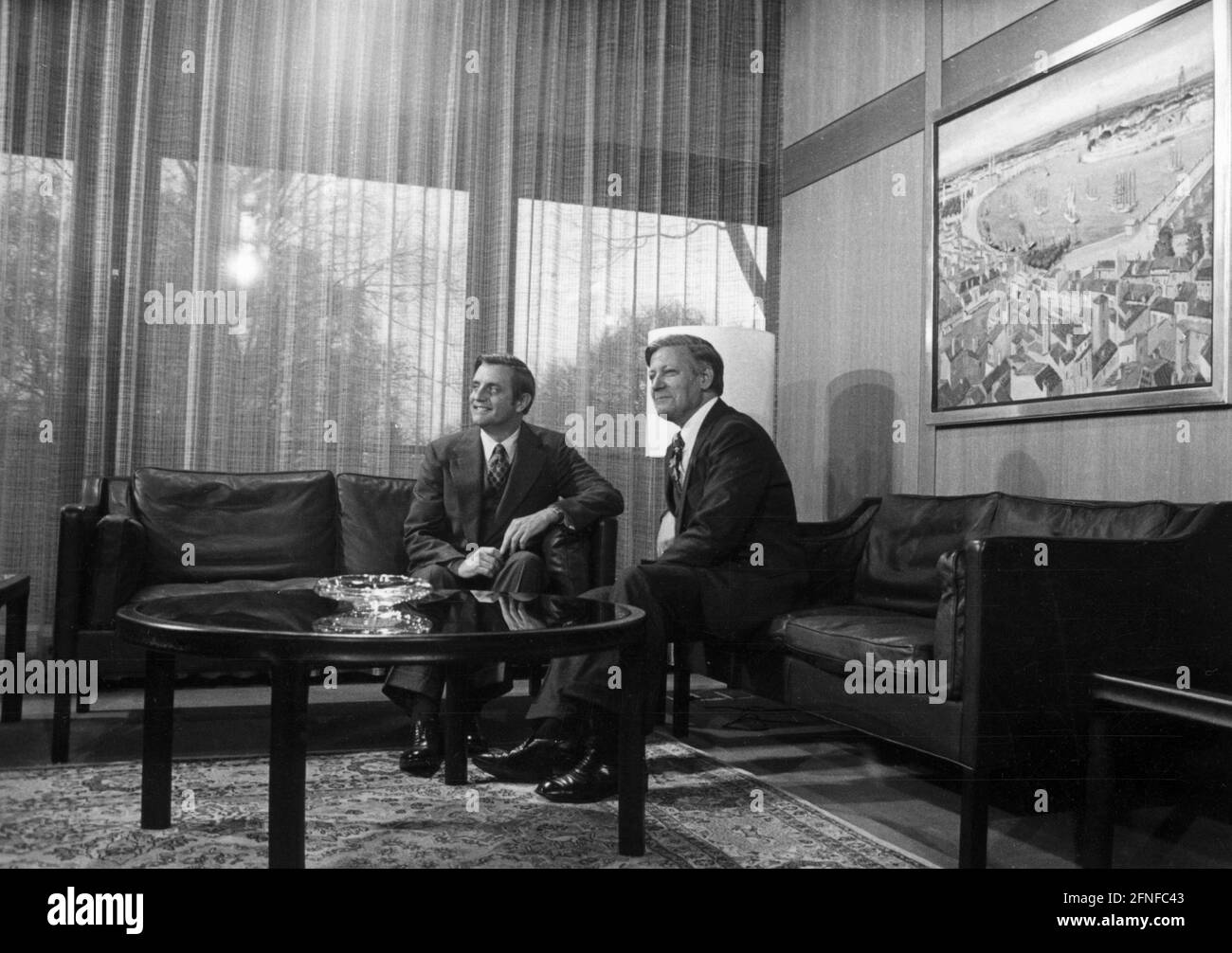 US Vice President Walter Mondale (l.) in conversation with Federal ...