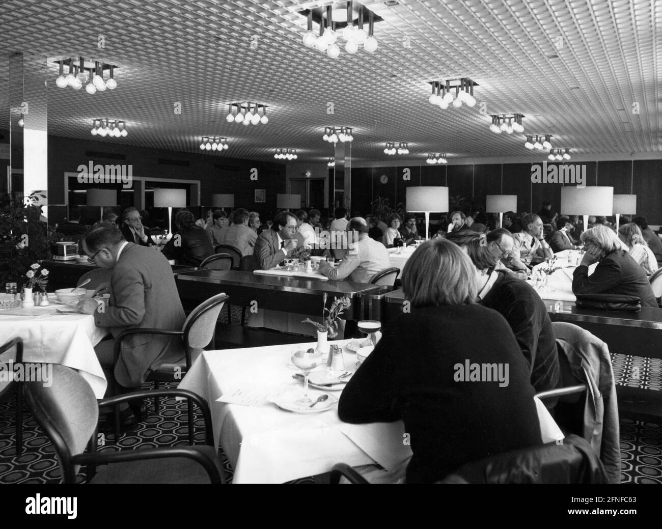 Members of the German Bundestag eat in the restaurant in the Bundeshaus ...