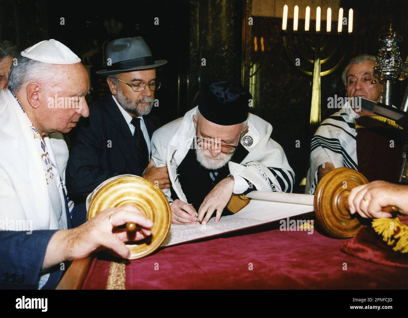 Synagogue service hi-res stock photography and images - Alamy