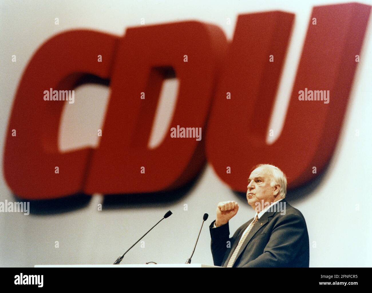 Chancellor Helmut Kohl gives a speech at the federal party conference ...
