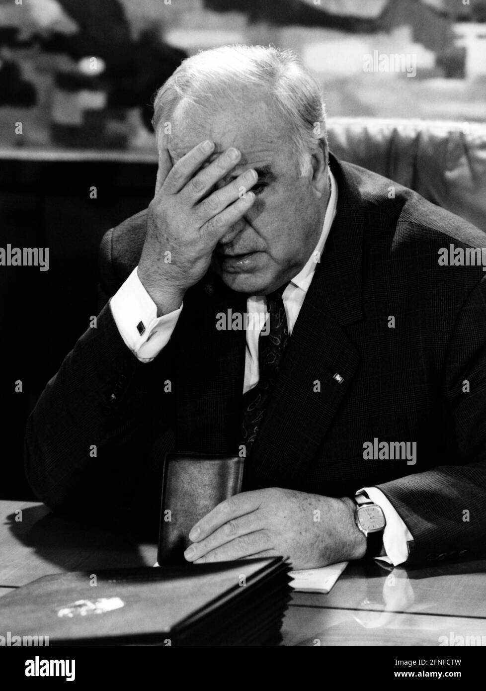 Chancellor Helmut Kohl (CDU) in portrait, with one hand over his face ...
