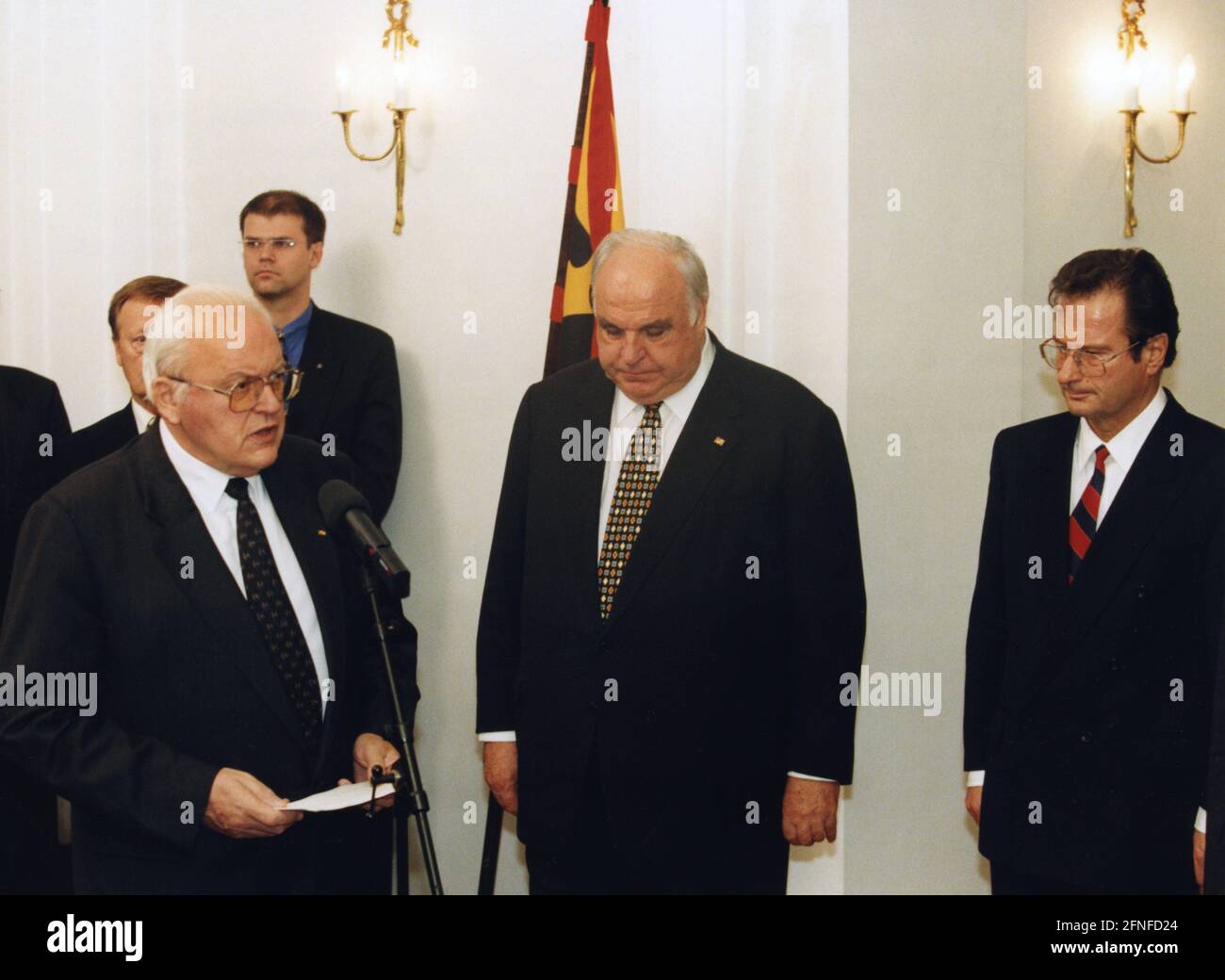 Federal President Roman Herzog (left) bids farewell to Chancellor ...