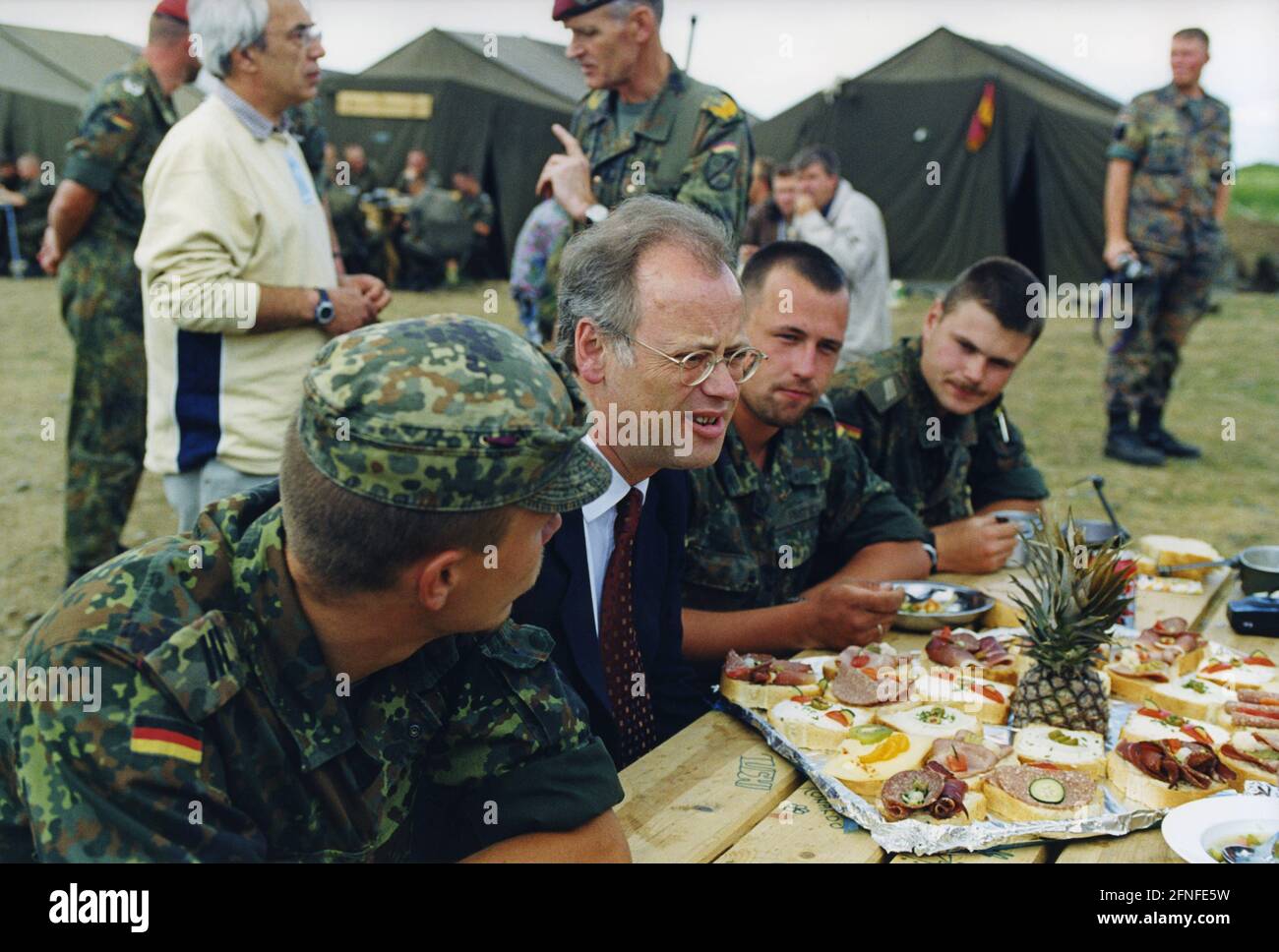 Kosovo liberation army soldiers hi-res stock photography and images - Alamy